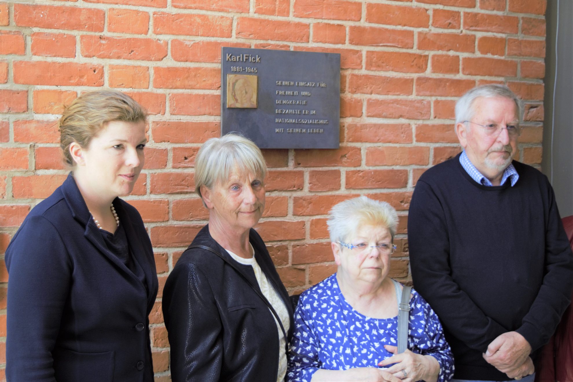 Enthüllung der Gedenktafel für Karl Fick › SPD OV Stockelsdorf